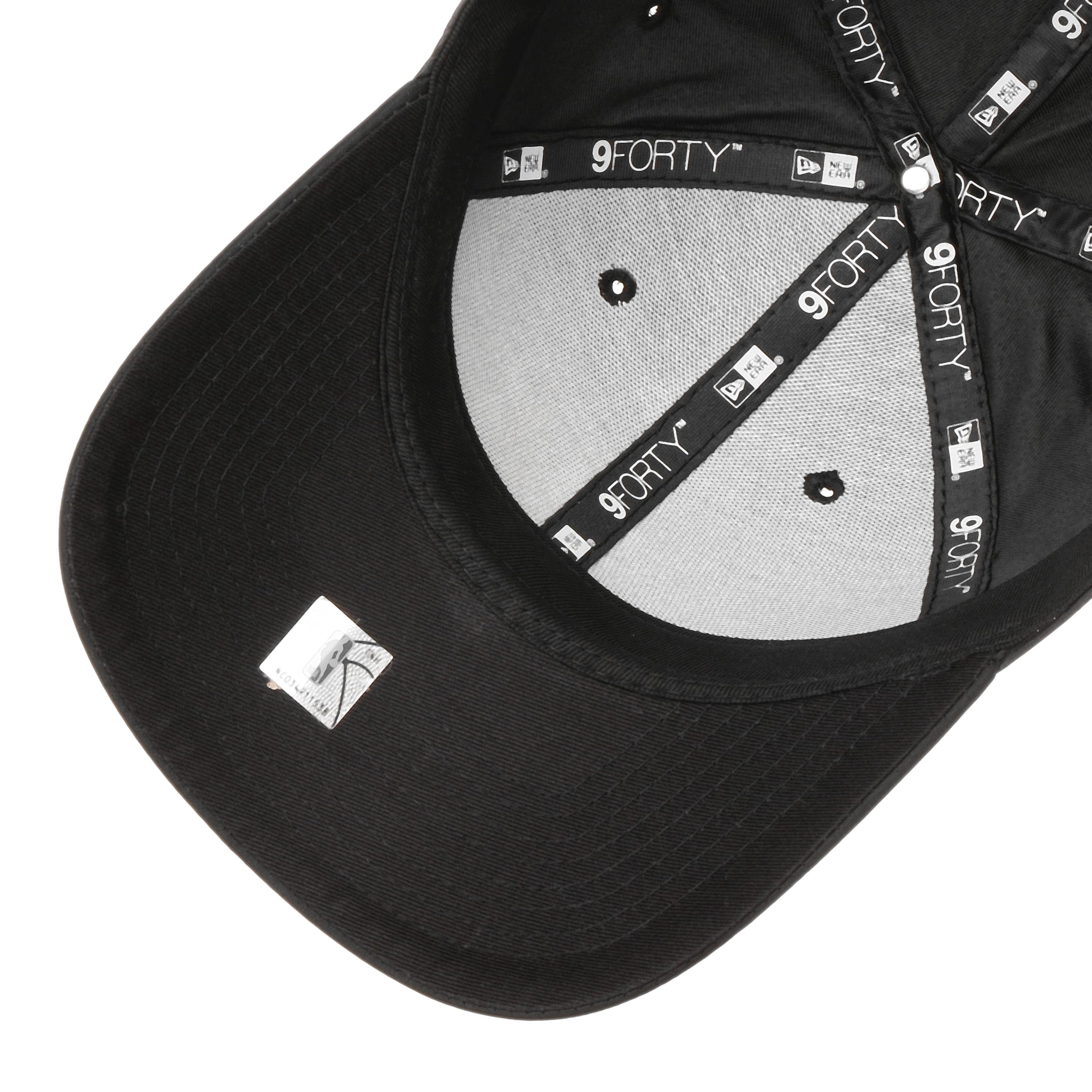 9Forty Half Monogram Bulls Cap by New Era - £31.95